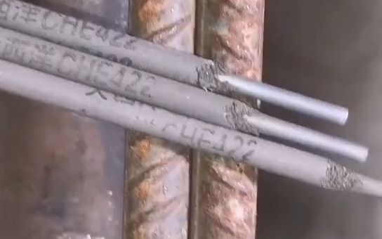 焊条钢筋立焊断弧焊接。