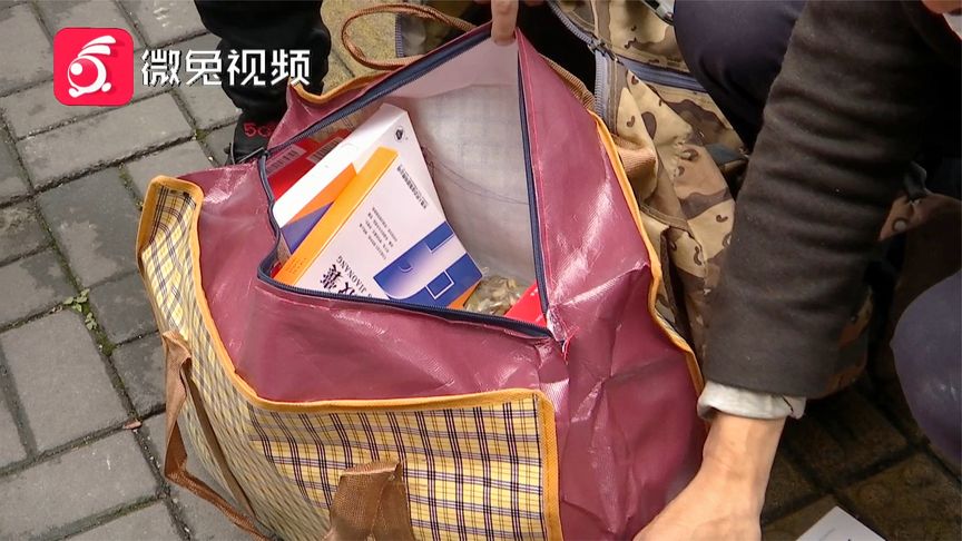 到了医院不治疗,小两口来到小诊所!把把脉就开了一万块钱的药