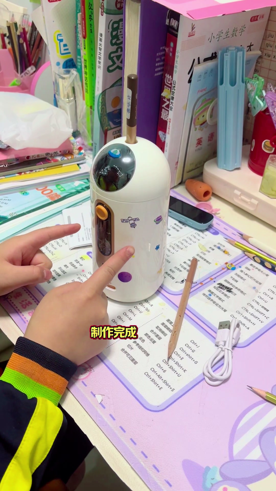 没想到现在的#削笔机 都这么好用了,不用手摇,直接放进去就能自动削,...