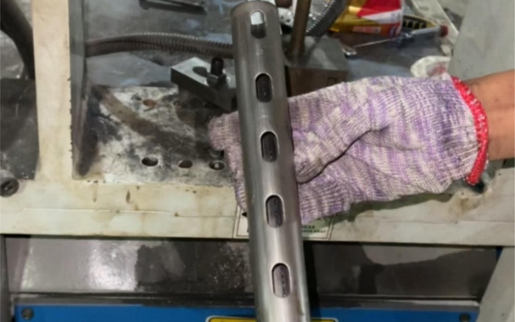 32铁圆管冲椭圆形孔机械模具展示