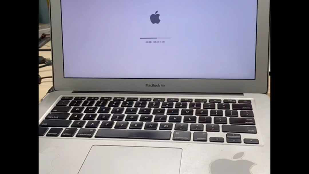 MacBook Air开机报警三声不显示,修好后安装系统