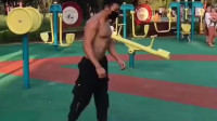 北京小哥哥在公园里锻炼,表演个双杠动作,太精彩了!