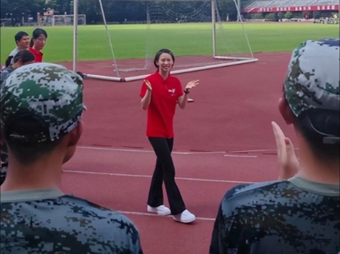 大一新生陈芋汐报到被偶遇 同济大学校友热烈欢迎