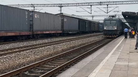 K492次列车进入樟树站