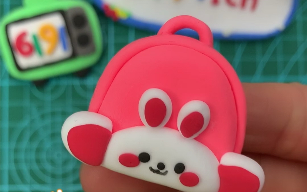 超轻粘土小书包,兔子书包,手工制作小书包,可爱的超轻粘土兔子书包