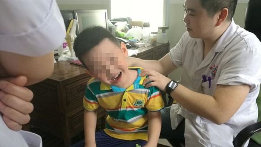 9岁男孩提早发育身高定格,元凶是手机里的它?父母要注意了速删