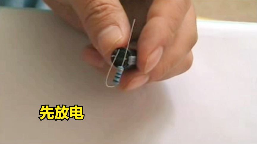 开路用指针成用表检测电路中的电解电容