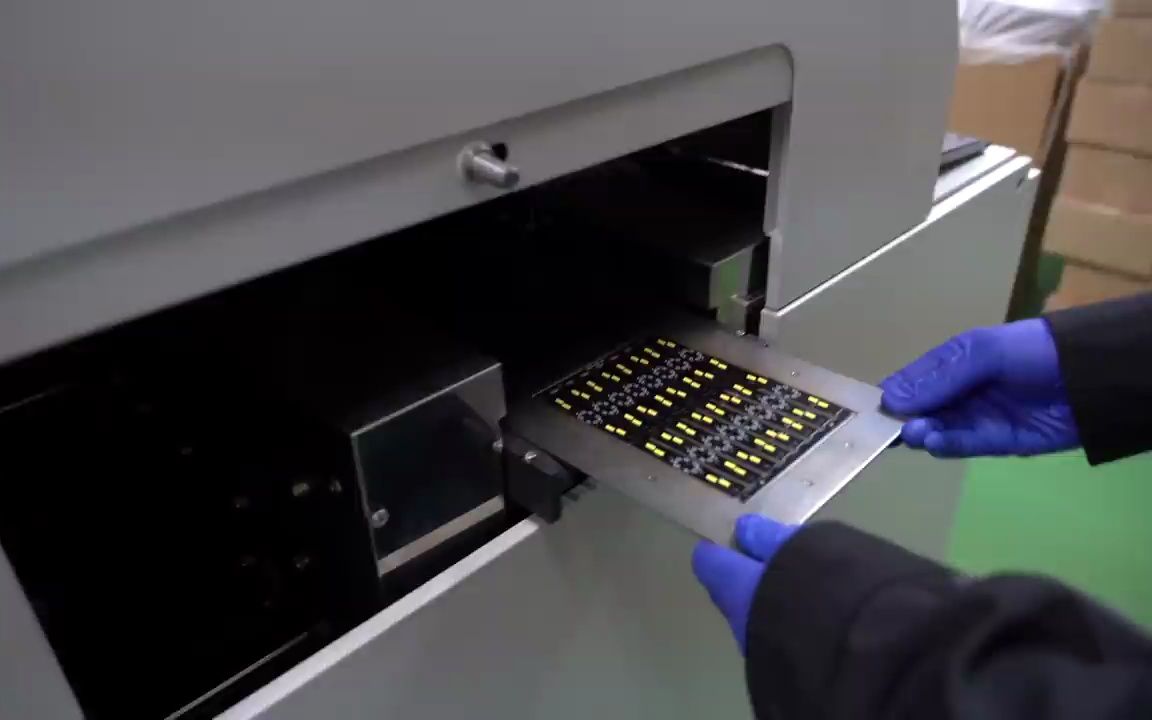 批量生产 LED 的过程。为汽车制造 LED 头灯的小日子厂