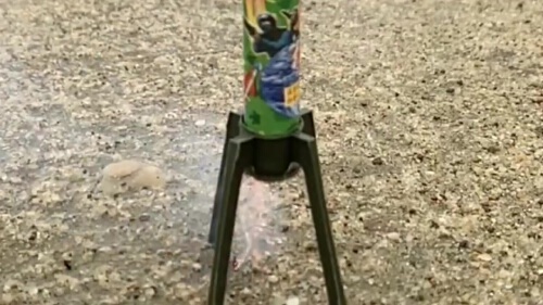 这烟花太有设计感了,竟然还是火箭造型,有创意