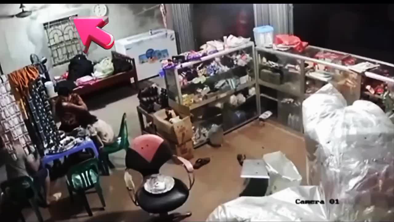 安全 - 电风扇突然掉落,猝不及防,监控记录下可怕的一瞬间!