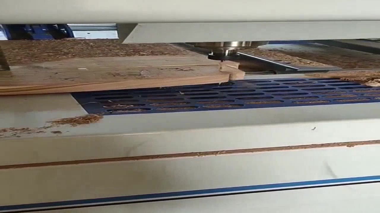 自动锯 木工下料锯床操作过程