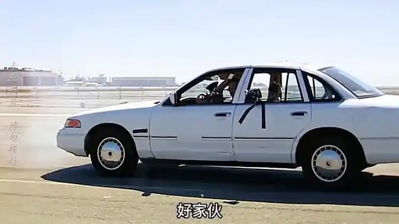 行驶中的汽车突然挂倒挡能当刹车使