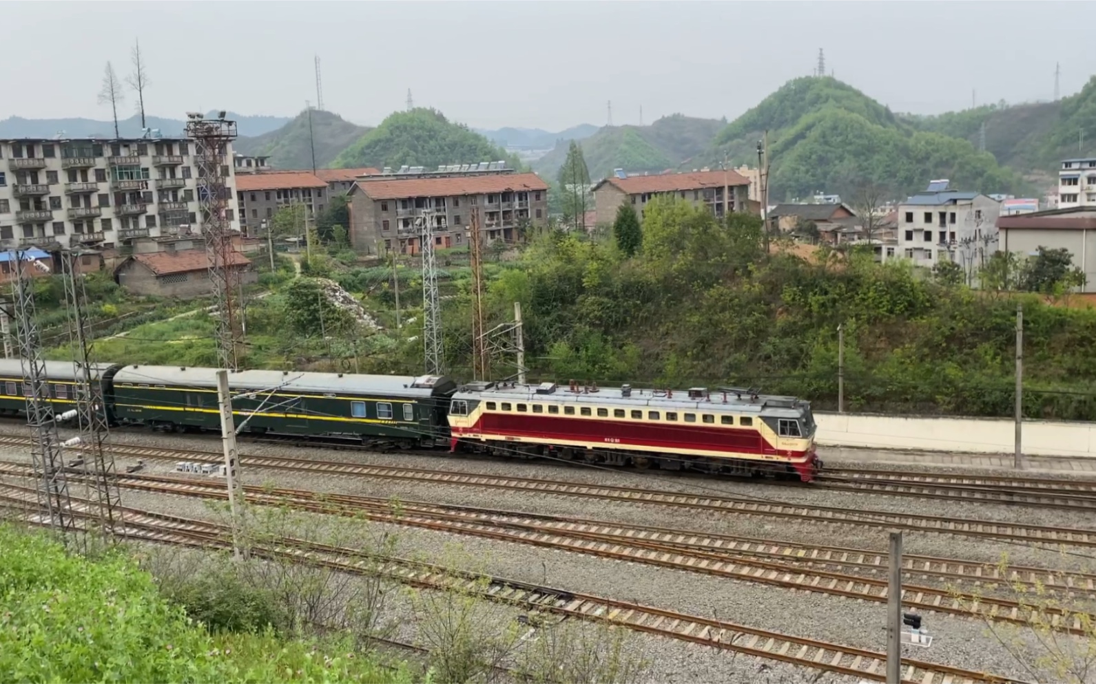 【拍车】成局重段SS7c牵引重庆西-昆山T238次列车通过武当山站(原...