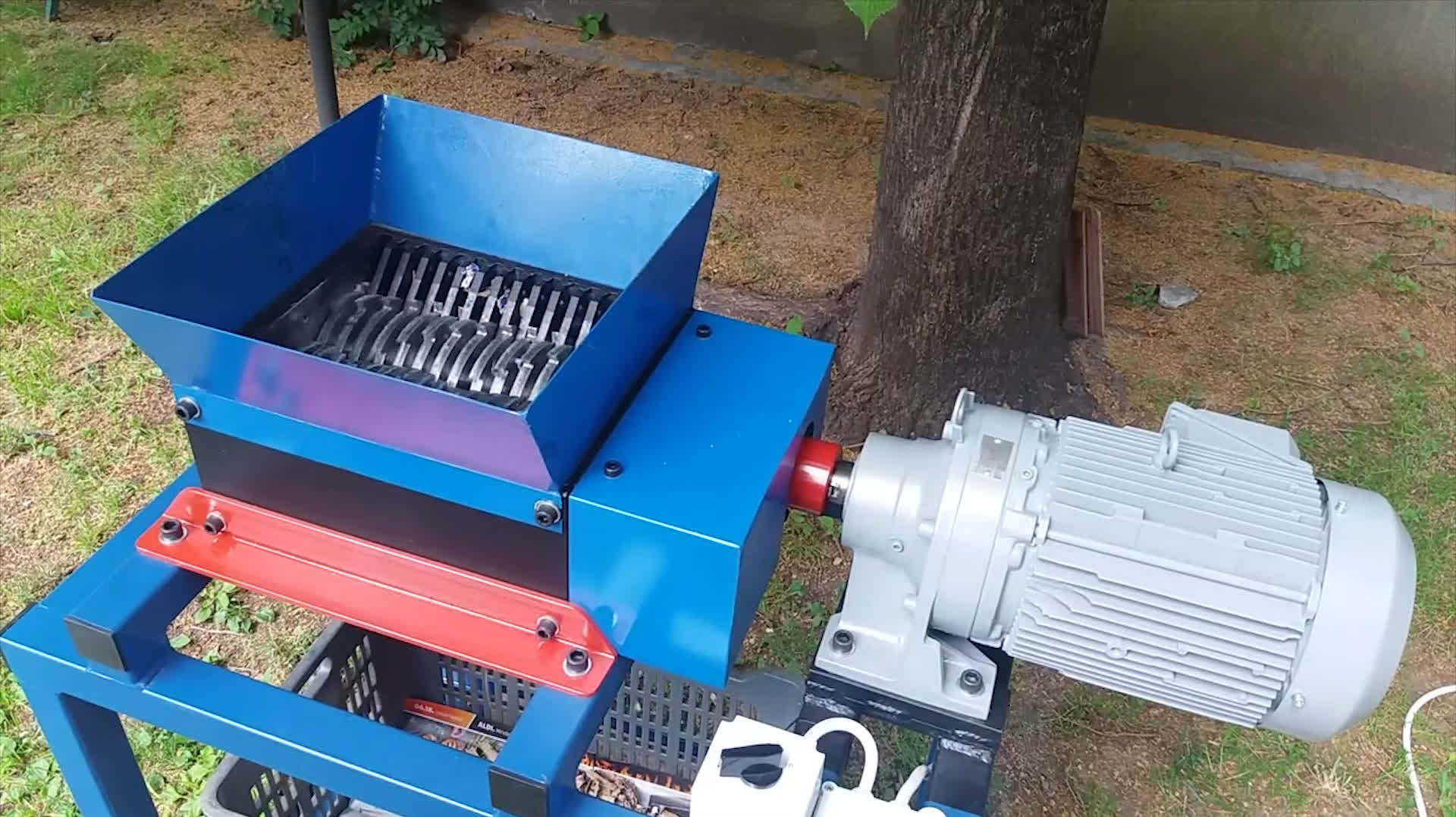 牛人自制小型粉碎机,小机器的动力真不可想象