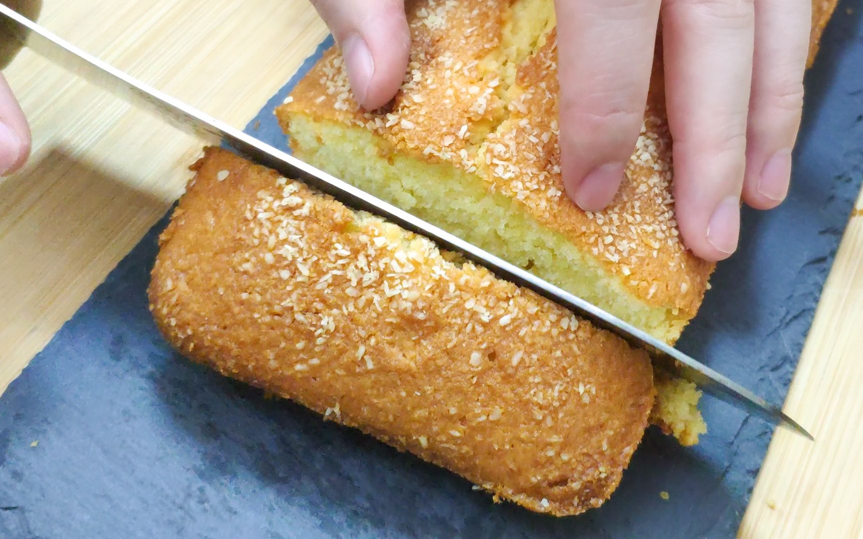 2个鸡蛋就能做蛋糕?做法简单不会失败,椰香浓郁,松软绵密