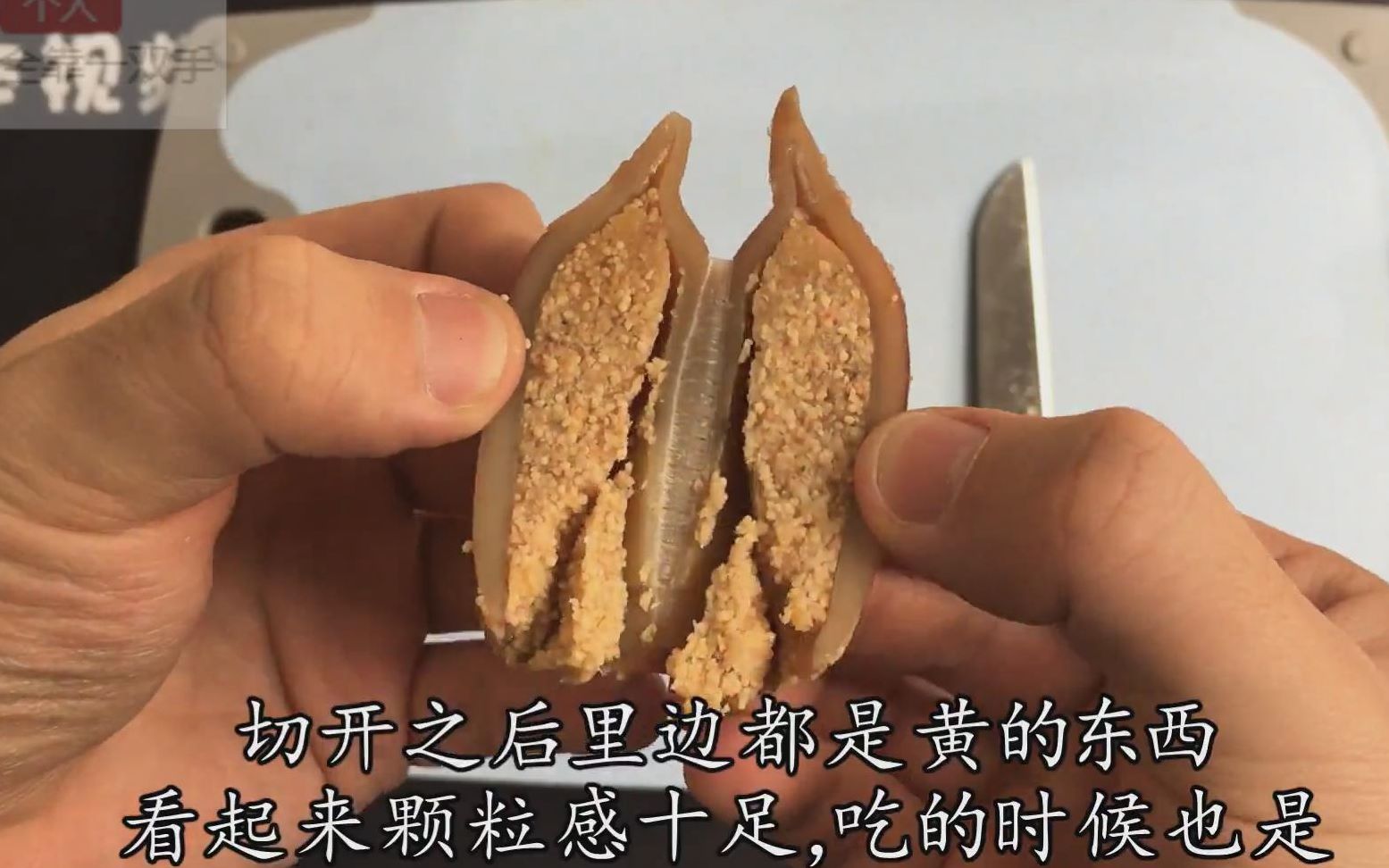 男子网上15.8包邮买了一箱小鱿鱼,切开后傻了,鱿鱼肚子里的到底是...