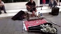 残疾人断腿男靠音乐乞讨生活