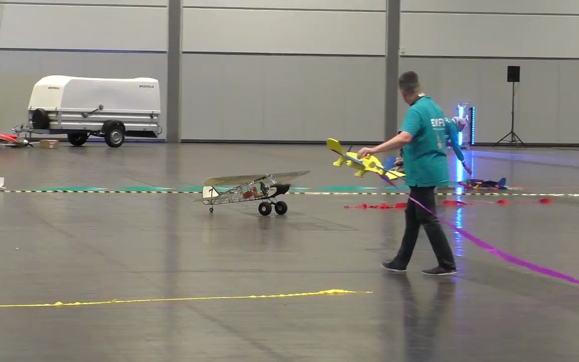 引人入胜的 RC 轻量级!丛林模型飞机室内飞行演示 震惊