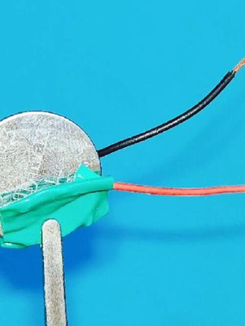 才知道,给废旧的纽扣电池接上2根线,使用价值翻倍,太划算了