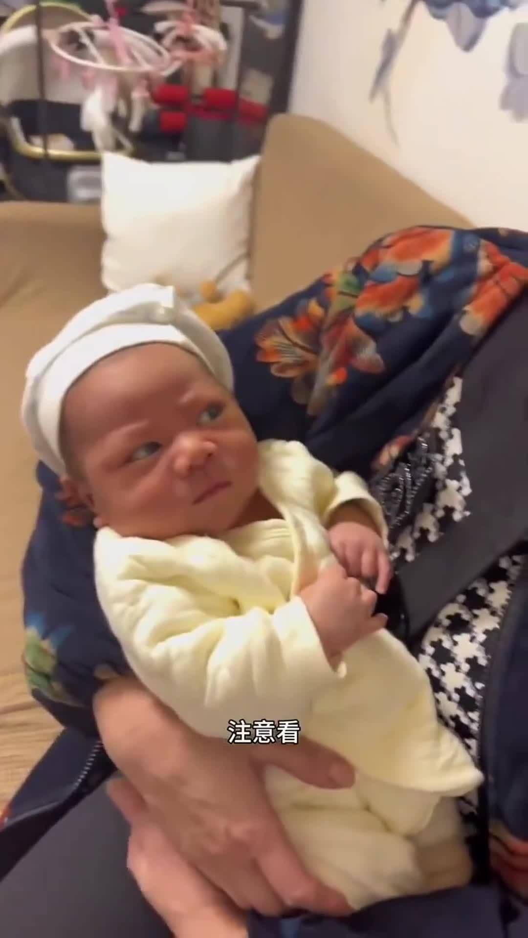 谁家宝宝刚出生就会这样呀