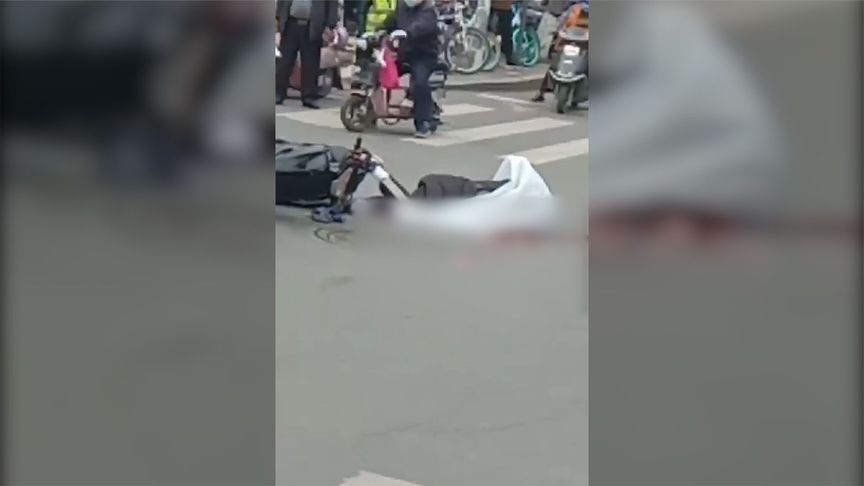 初三学生路口遇车祸身亡 惨烈现场被行人拍下:孩子疑似闯了红灯