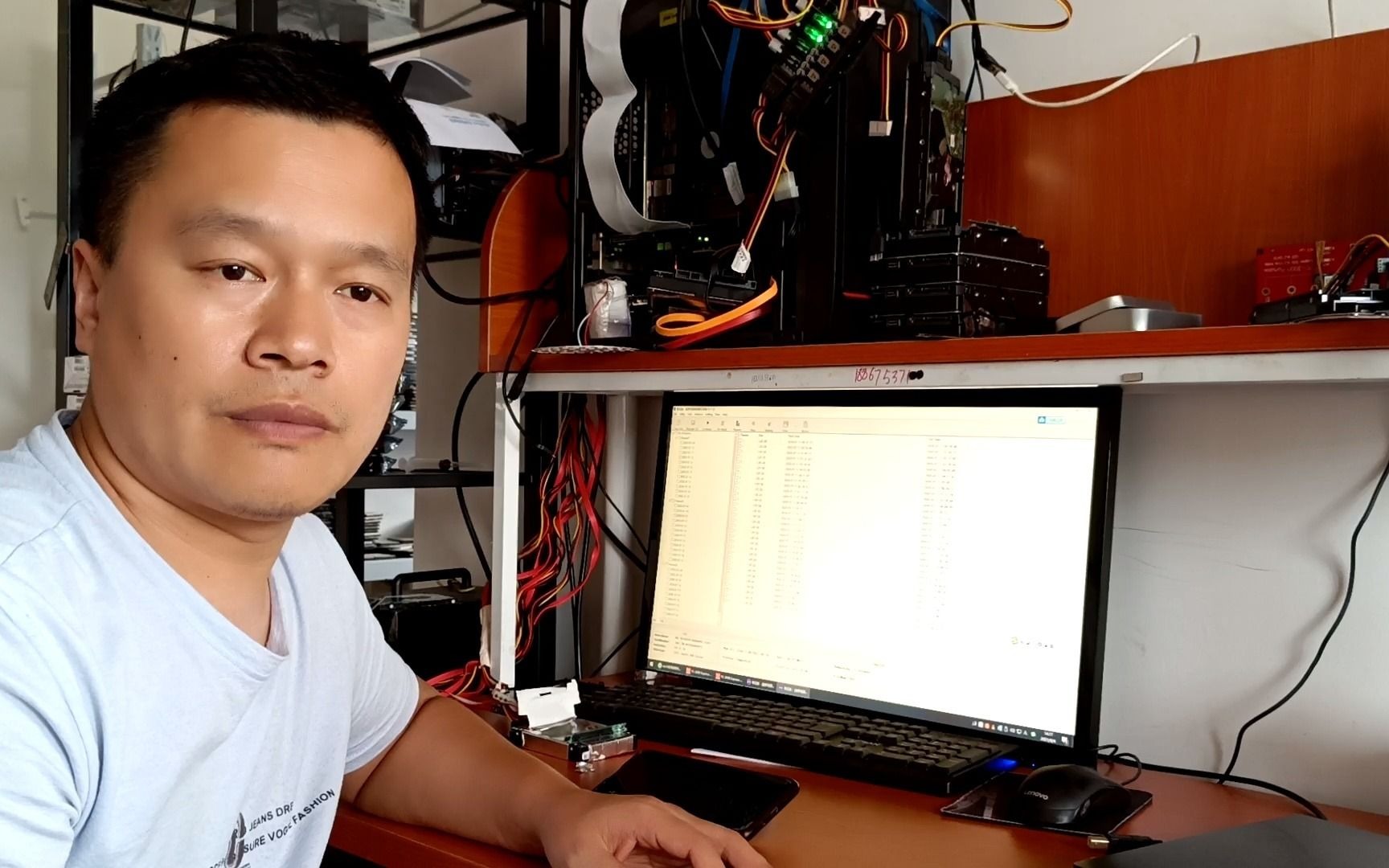 监控录像机被删除又格式化,不解气还摔到地上,有多大的仇呀!