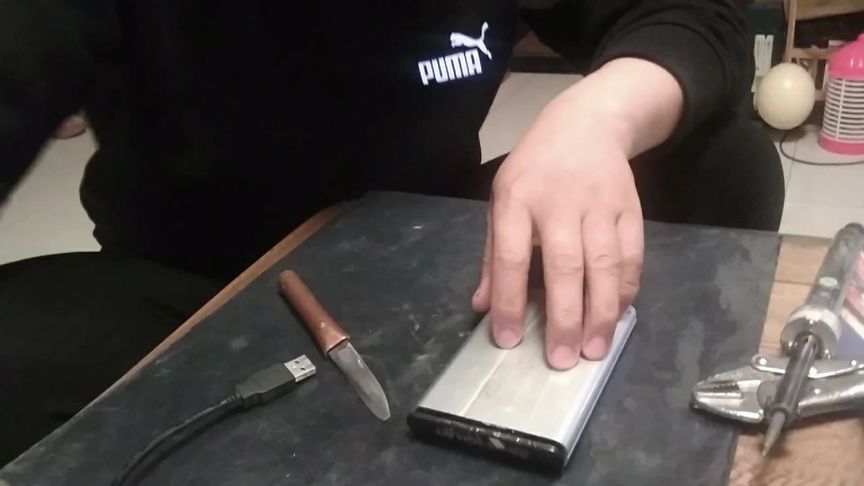 老式移动硬盘数据线接触不良维修