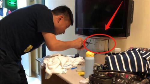 为啥住宾馆时,进门要先拔掉电视机线?扫地阿姨道出其中原因