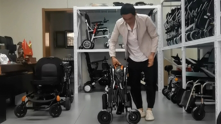 性价比超高的一款轻便折叠电动轮椅代步车,让腿脚不便老人出行更...