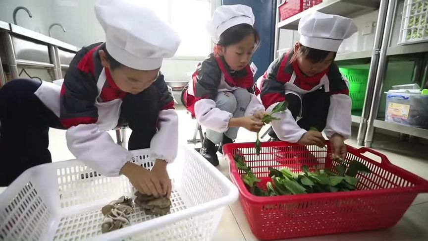 学校开展劳动教育课,11岁女孩会和面炒菜