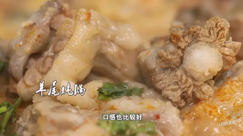 羊肉汤每天2000斤的消耗量羊骨髓、羊尾炖锅,那叫一个香