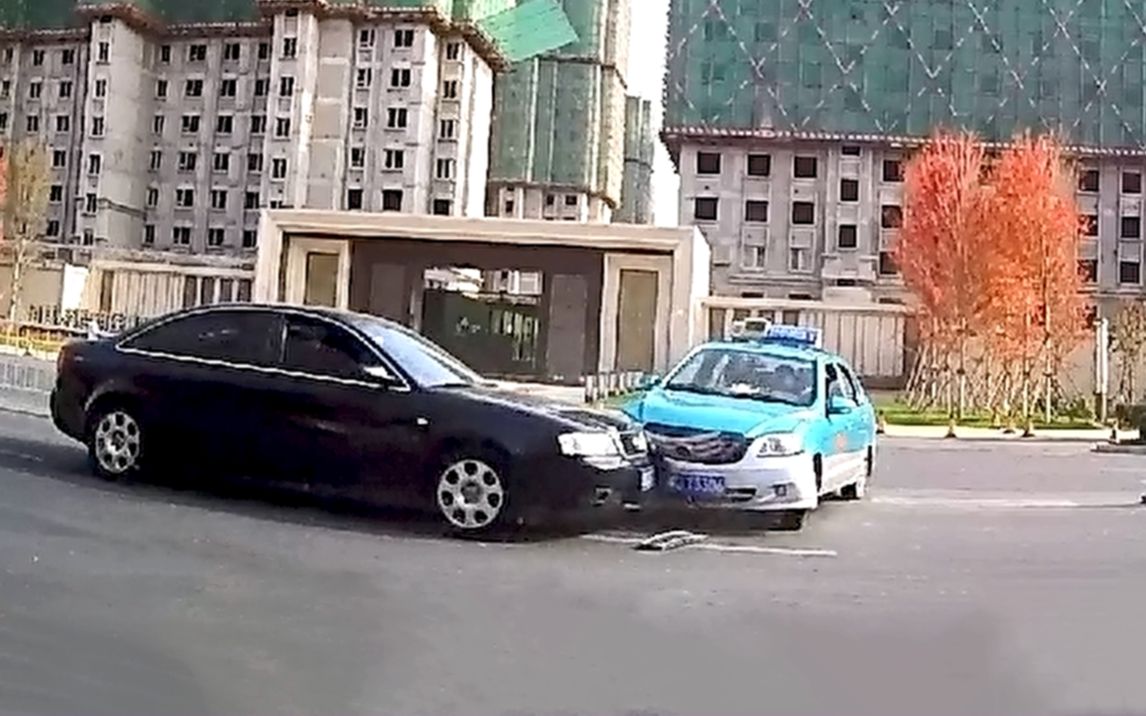 交通事故合集:不看路况随意转弯,出租车师傅这下尴尬了