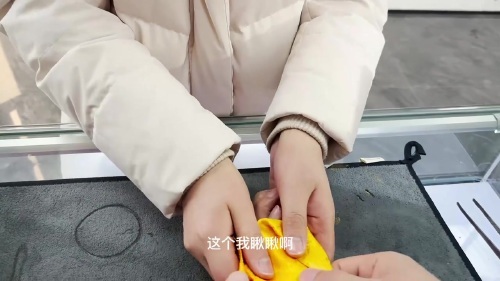 上班迟到一分钟罚款1000,女子无奈出奶奶金手镯,老板:报警