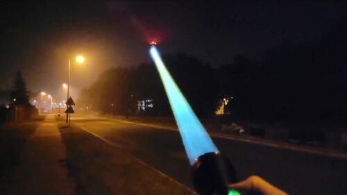 晚上用手电往夜空射出一道光线这些光线最后去哪了?是消失了还是...