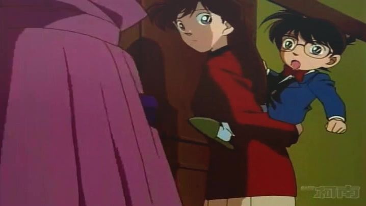 柯南不小心把脚扭伤,小兰贴心包扎柯南的脚