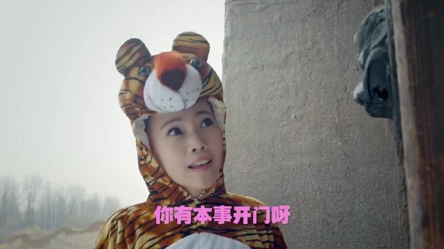 开门呀!你有本事抢男人呀!你有本事开门呀,别躲在里边不出声!