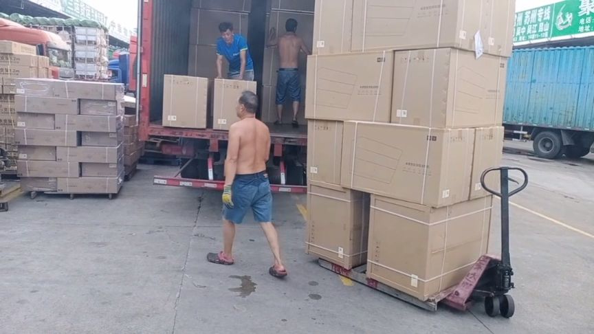 记录生活身边事,物流送货的车太多,搬运工卸货忙不赢
