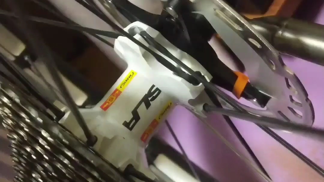 希望八面兄能够说说我这对马维克slr轮组的花鼓和辐条编法。
