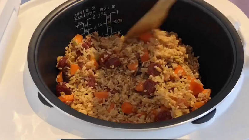 夫妻回家过年带一锅焖饭上高速 途中随时享用美味