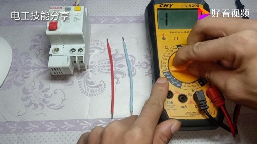 在危险与安全之间,如何用万用表巧妙测量带电线路的通断?