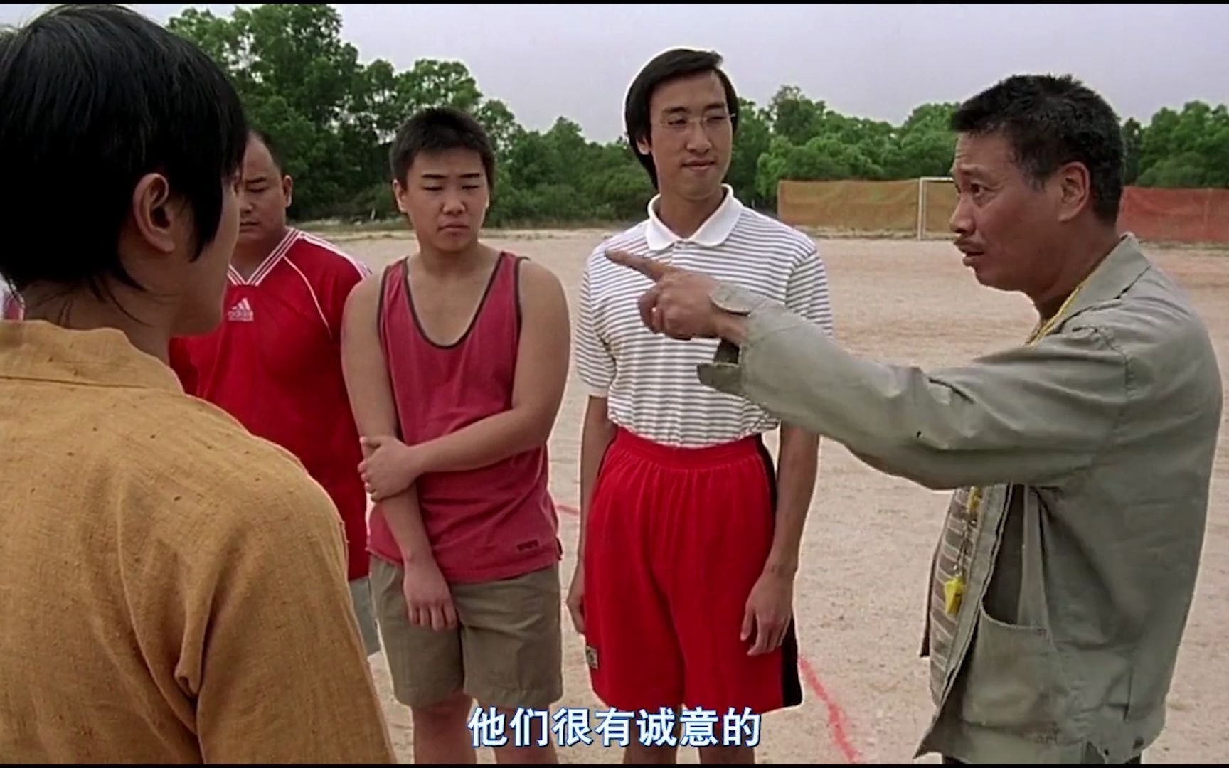 我是一个汽车修理工,带个扳手踢足球正正常吧?