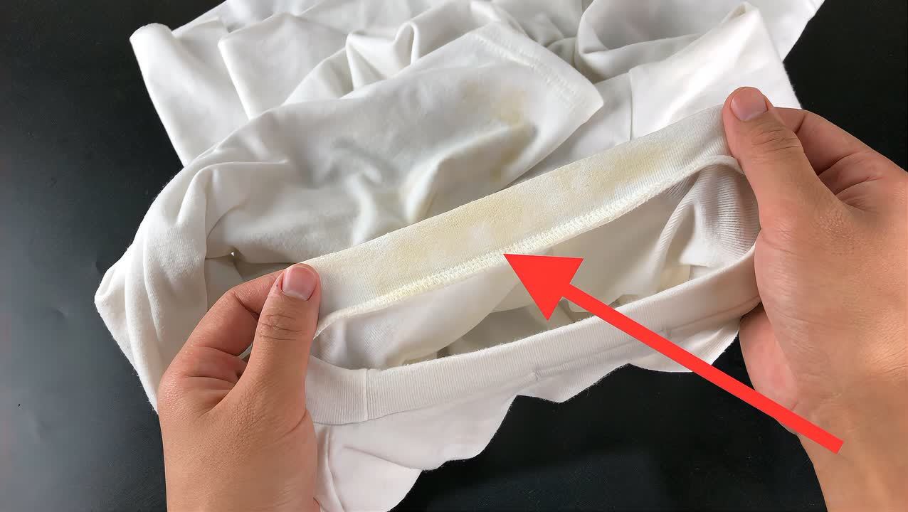 白色衣服发黄怎么洗?简单泡一泡,黄渍快速去除,洗完跟新的一样
