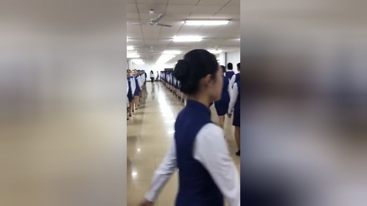 公司服务员的礼仪培训,各个身高是标准的