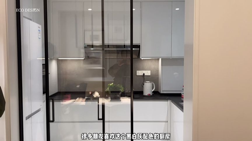 5㎡现代风黑白灰配色的厨房,玻璃推拉门+白色橱柜让空间翻倍
