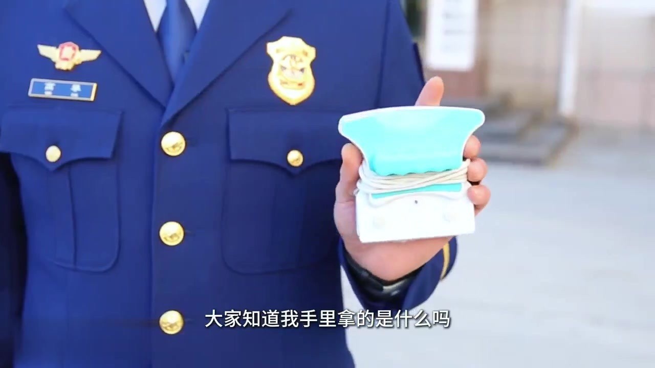 蓝朋友提醒:擦玻璃"神器"会"咬人",使用须谨慎!#热点