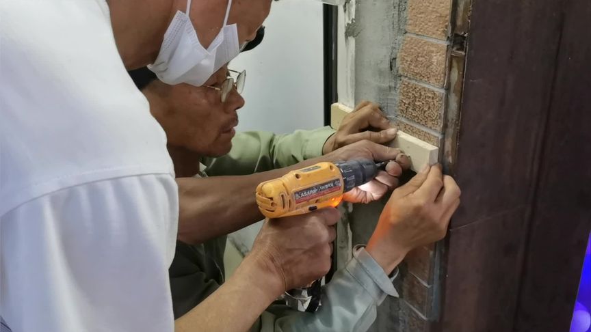请了两个木工制作活动操作台,录下了全过程,两个木工一共70块钱