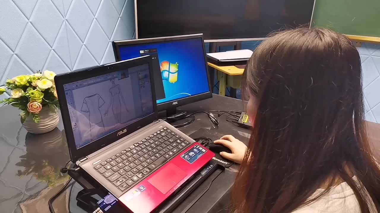 金都服装学校电脑服装设计效果绘画课直播教学中