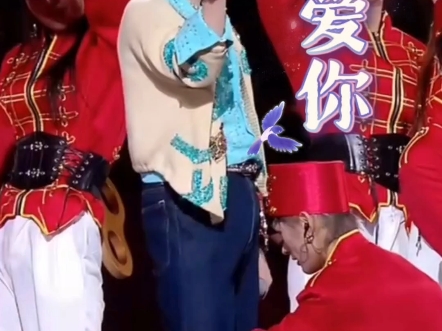 ...贺峻霖《爱你》简直就是一颗大大的翻糖,没想到时隔九年再唱这首歌,...