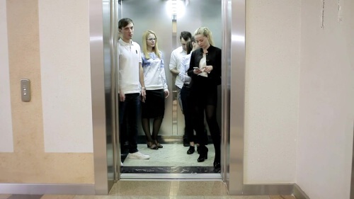 电梯开门是一堵墙怎么办?遇到电梯夹层,该如何自救