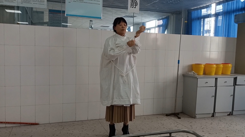 基础护理——穿脱隔离衣